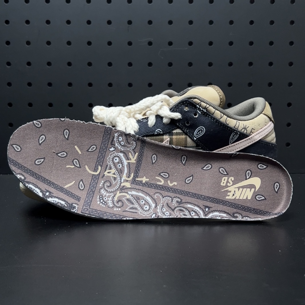Travis Scott × Nike SB Dunk Low (CT5053-001) Travis Scott × Nike SB Dunk Low (CT5053-001)
