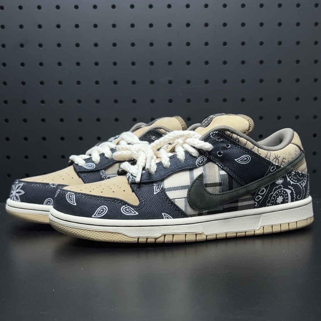 Travis Scott × Nike SB Dunk Low (CT5053-001) Travis Scott × Nike SB Dunk Low (CT5053-001)