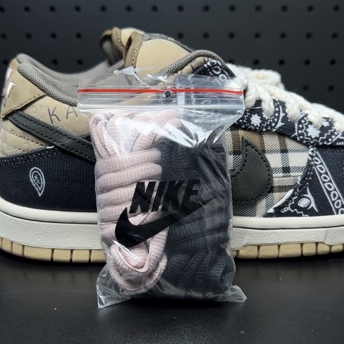 Travis Scott × Nike SB Dunk Low (CT5053-001) Travis Scott × Nike SB Dunk Low (CT5053-001)