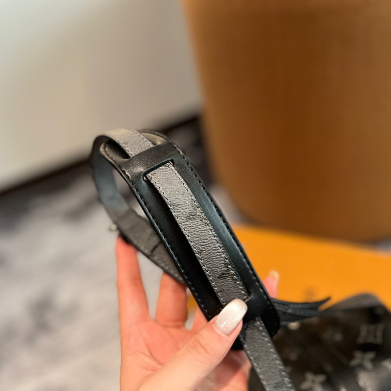 LOUIS 鑑み VUITTON レディース腕時計 箱&付属品付き LOUIS 鑑み VUITTON レディース腕時計 箱&付属品付き