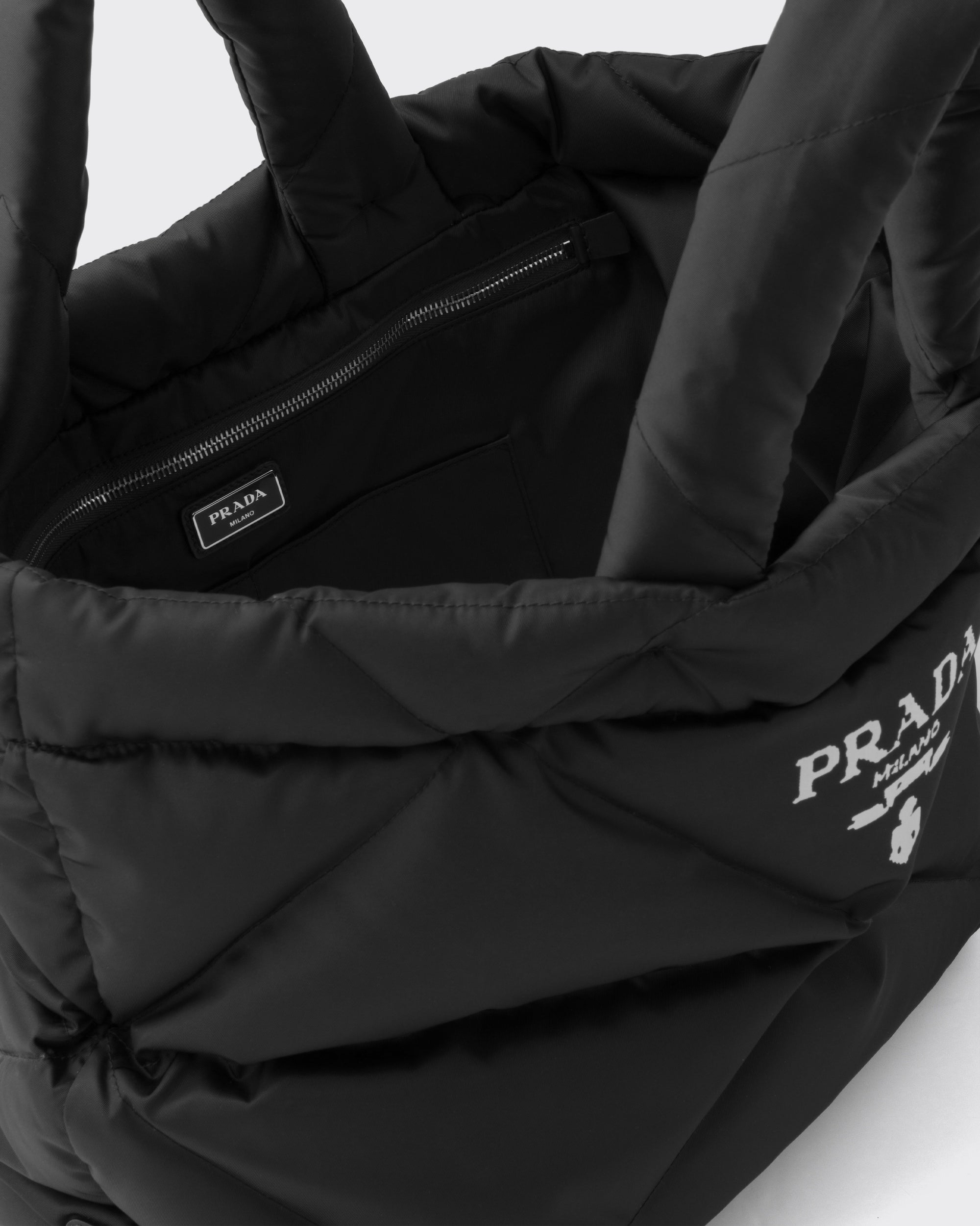 PRADA】VERY雑誌掲載!矢野未希子さん愛用のRe-Nylonバッグ PRADA】VERY雑誌掲載!矢野未希子さん愛用のRe-Nylonバッグ